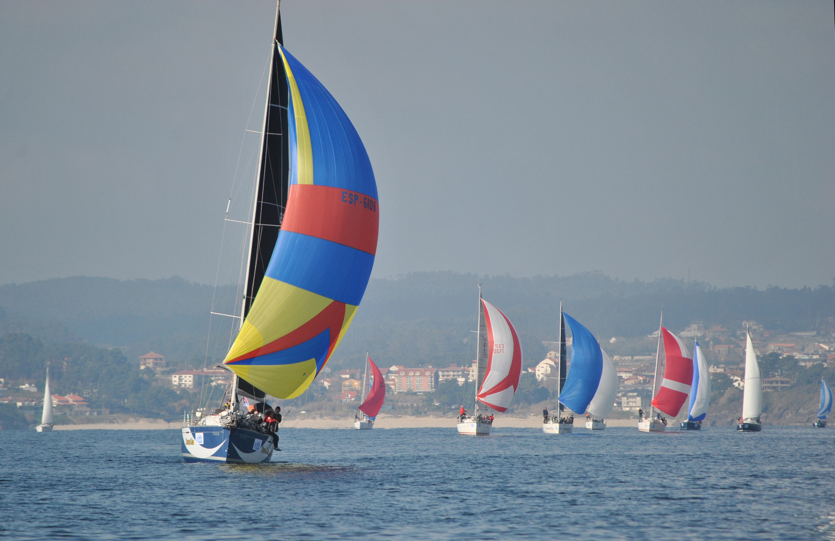 La flota de la Regata Interclubes brilla en su estreno en la ría de ...