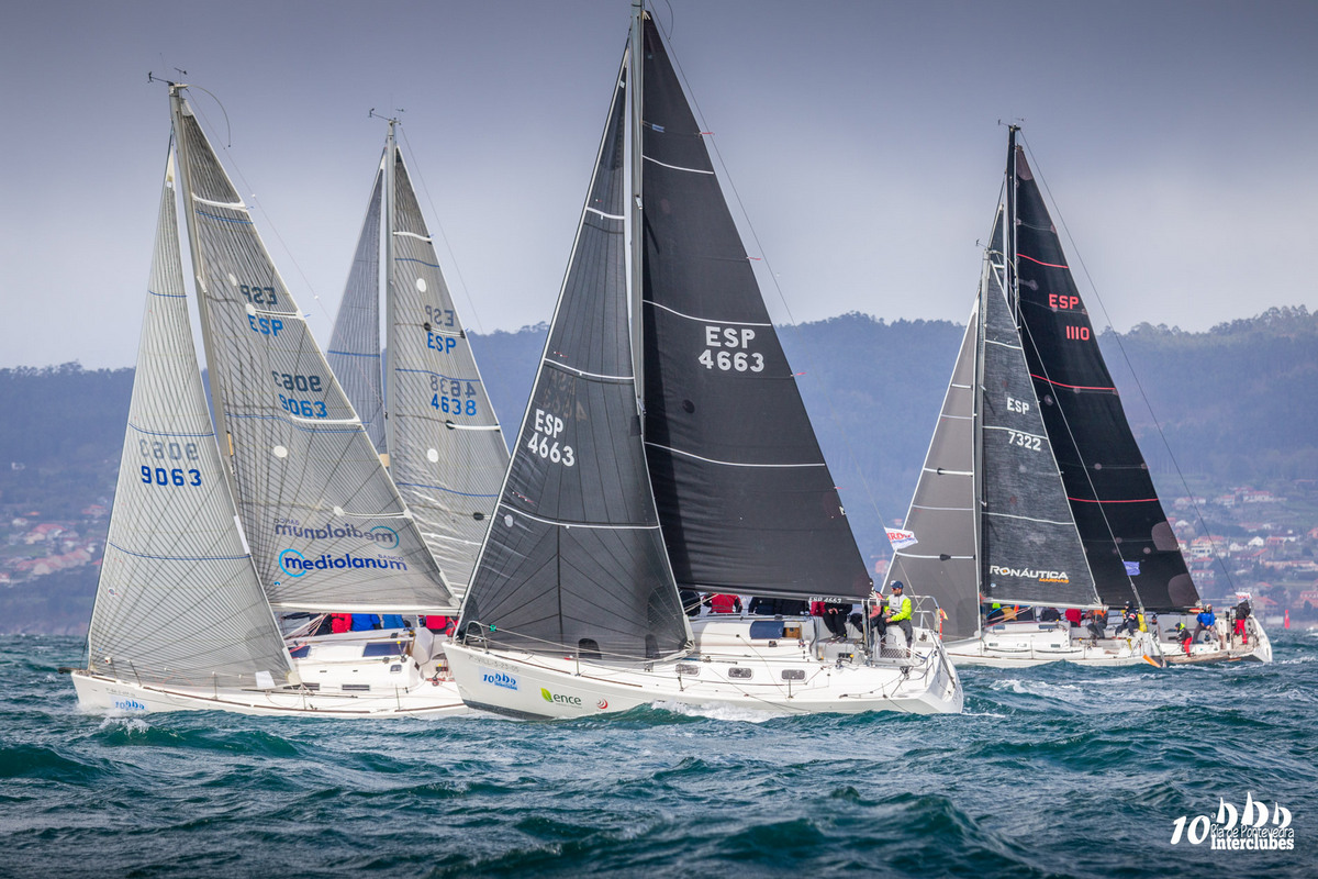 La flota de la 10ª Regata Interclubes Ría de Pontevedra se luce en una ...